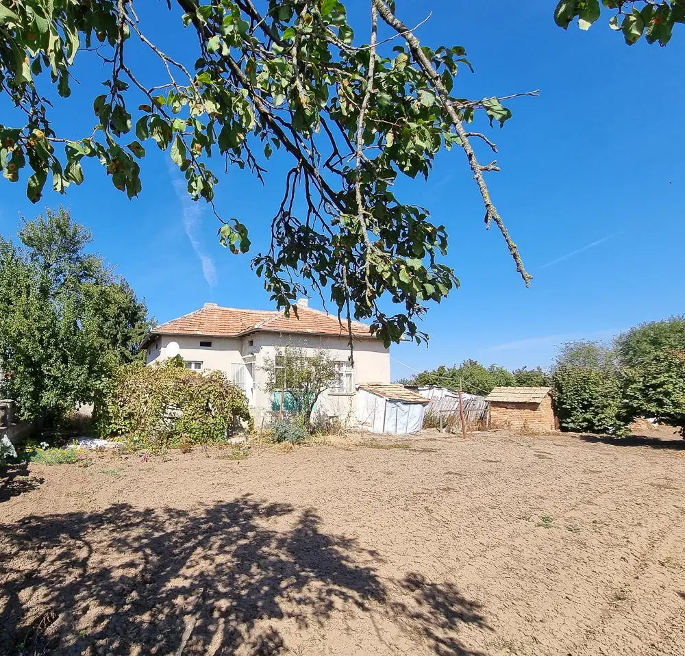 Boerderij, 3 huizen, bijgebouwen en 3.320 m2 met wijngaarden in ...